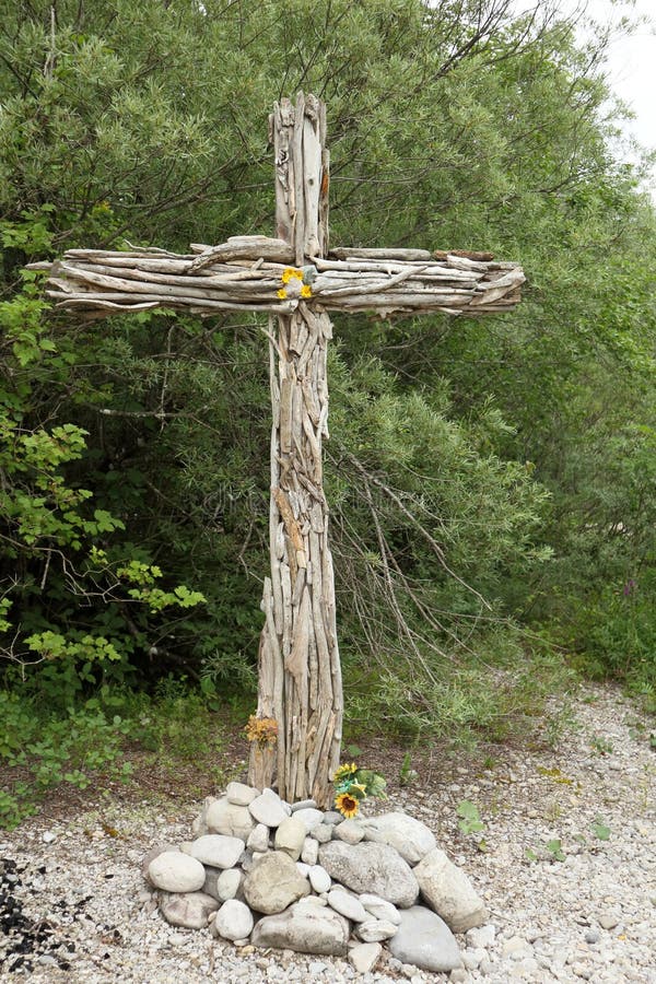 Croix en bois faite main image stock. Image du nature - 96855755