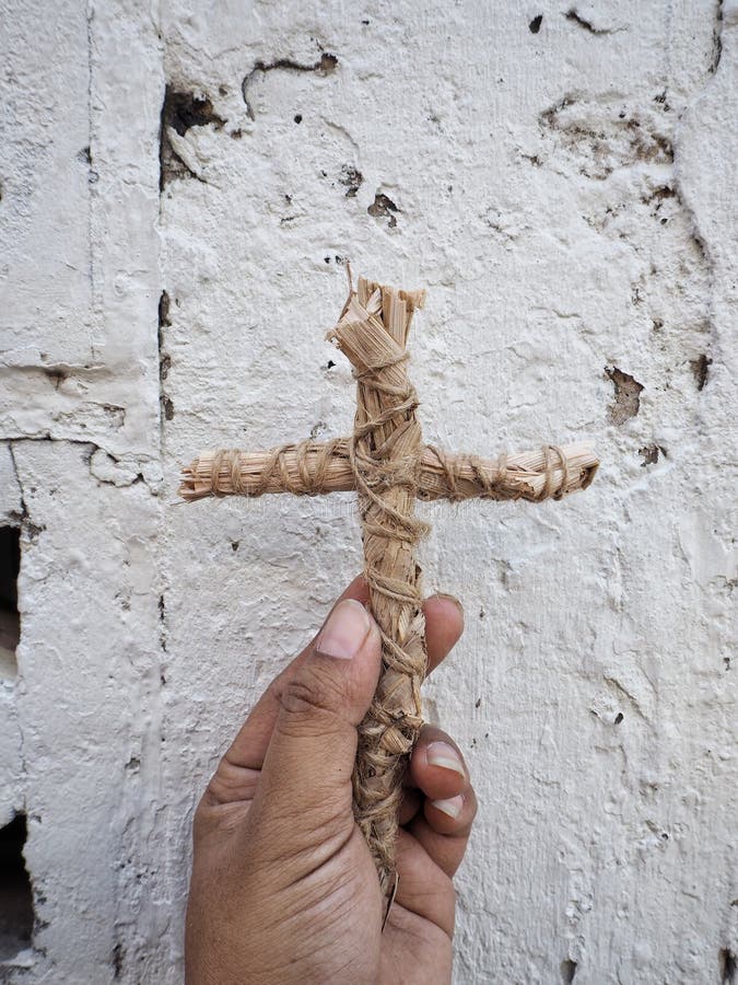 Croix Et Main Sur Le Fond Blanc Image stock - Image du bible, signe ...