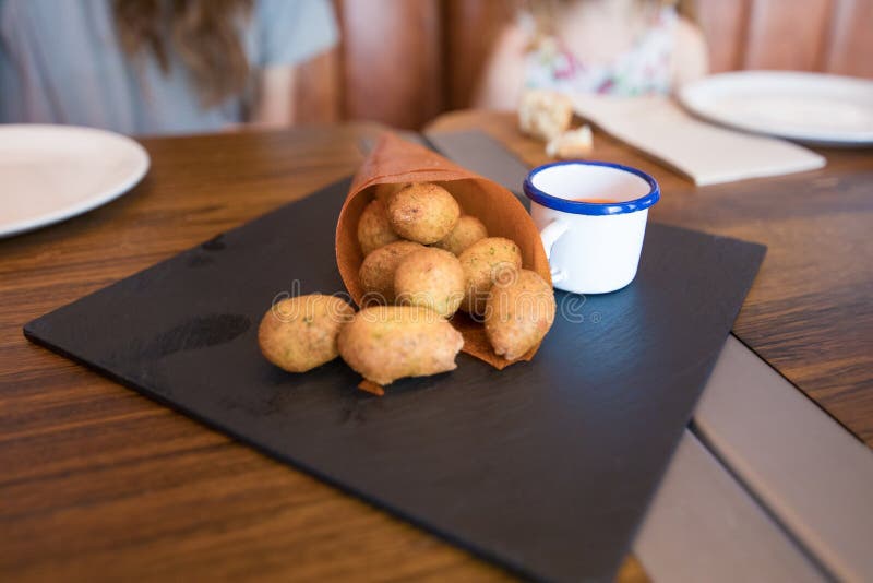 Croquettes Dans Le Cornet De Papier Sur Le Plateau Noir Photo stock ...