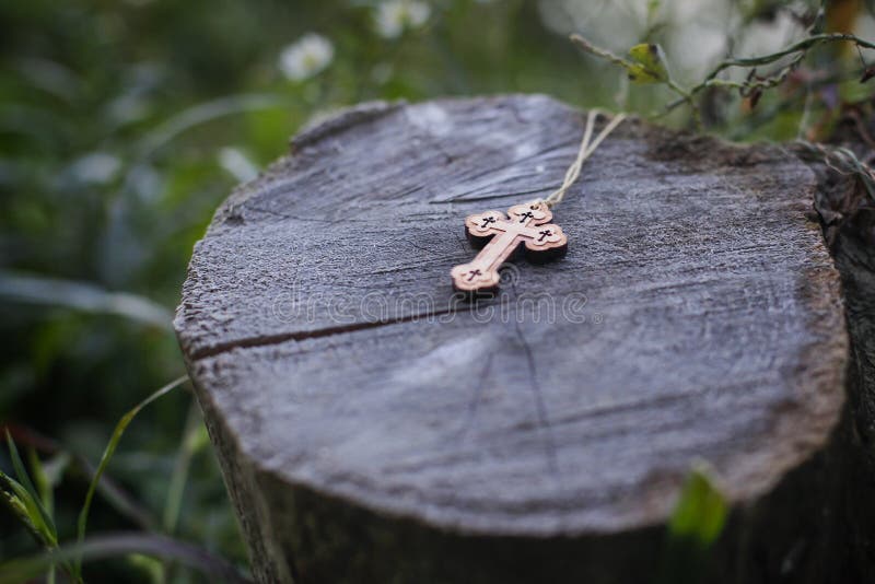 Cross on the tree stump stock illustration. Illustration of round ...
