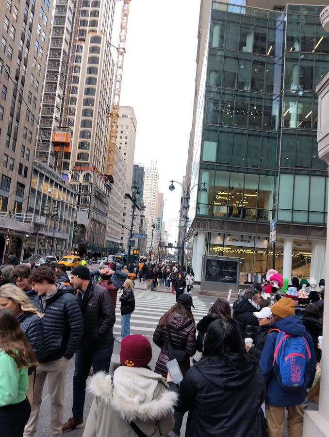 Crowd city new york road editorial stock image. Image of city - 359997999