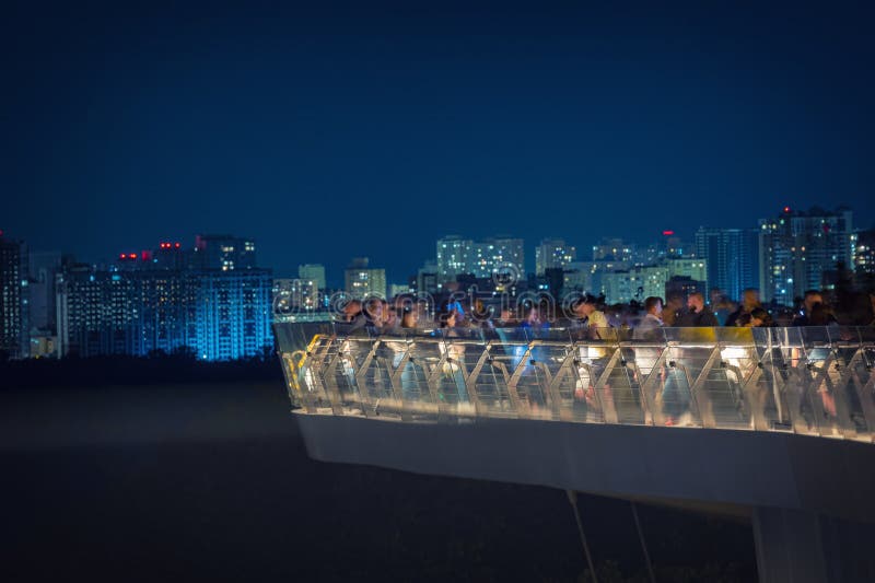 Crowd on a bridge editorial photo. Image of bridge, humans - 125113221