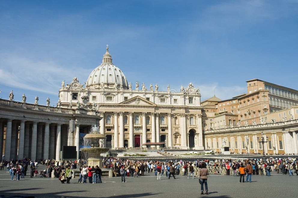 Crowd in front of Vatican editorial photography. Image of religious ...