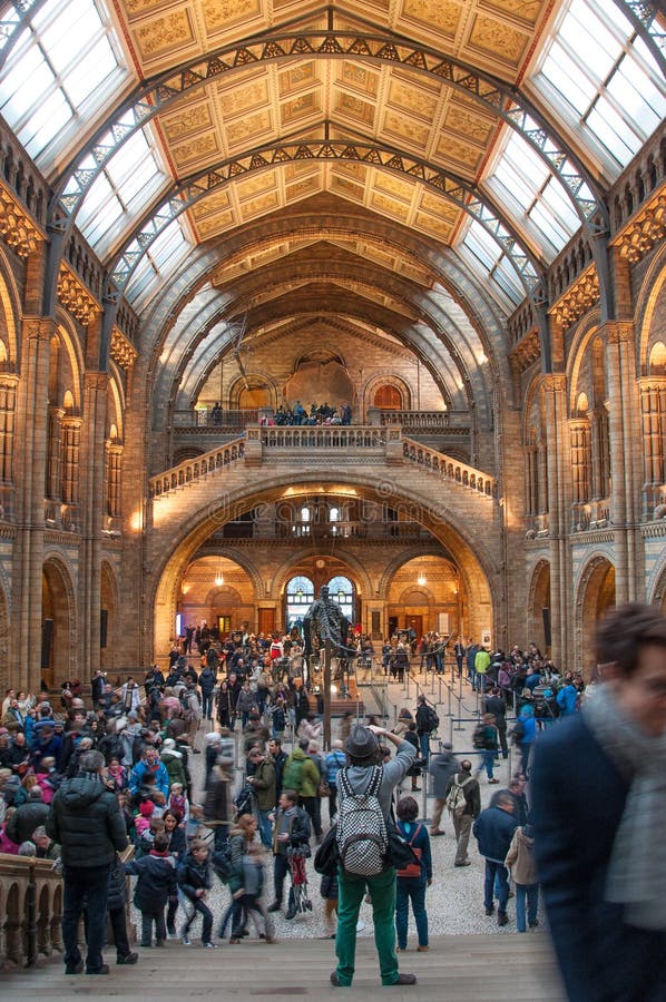 Crowd at the museum editorial photo. Image of historibuilding - 85154231