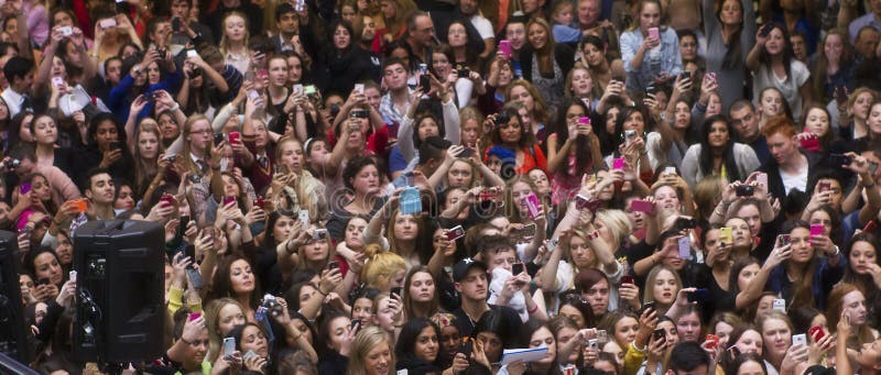 Crowd of People with Cameras and Phones Editorial Image - Image of ...