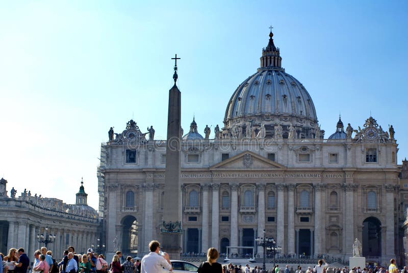 Crowd at St Peter`s Basilica Editorial Photo - Image of basilica, italy ...