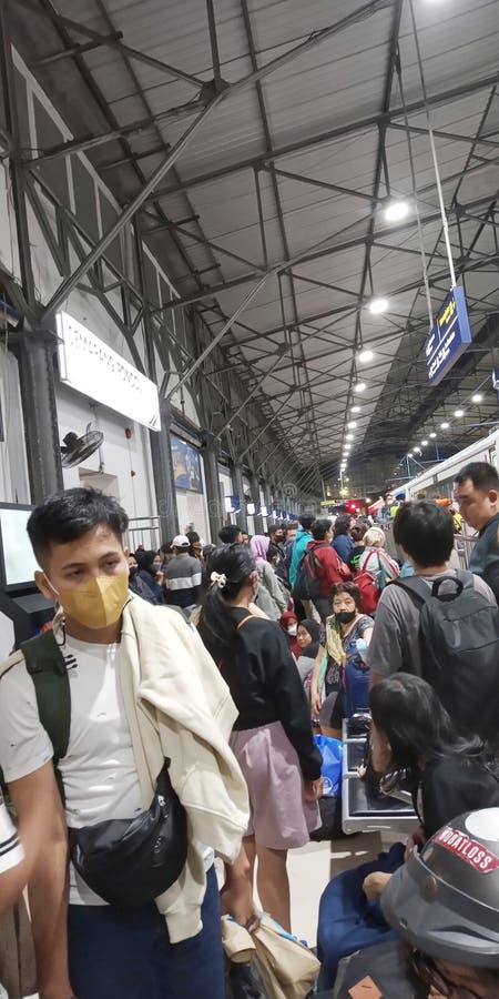 Crowd at the station editorial photography. Image of crowd - 274484082