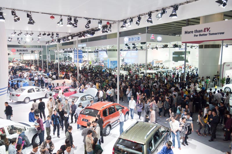 Crowd cars in holiday editorial image. Image of move - 19371685