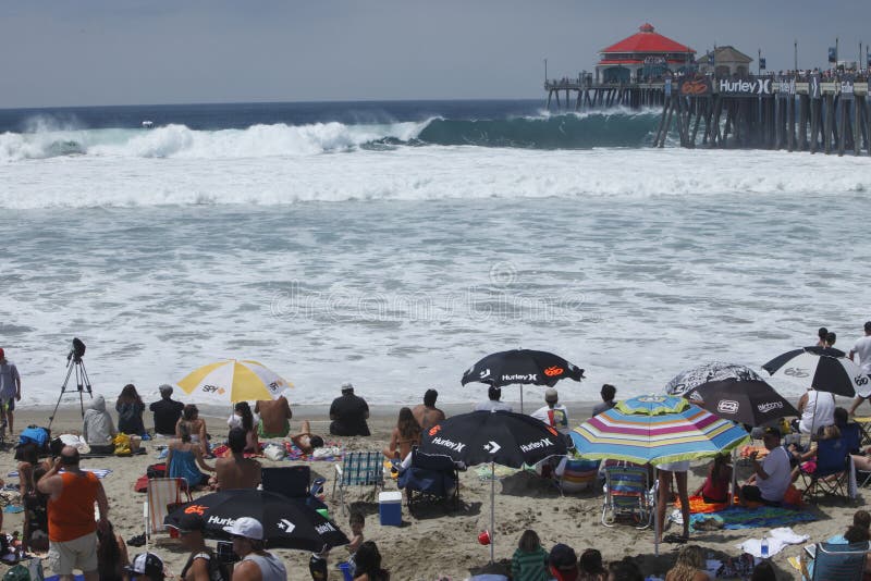 Crowd watching high surf editorial stock image. Image of large - 10567434
