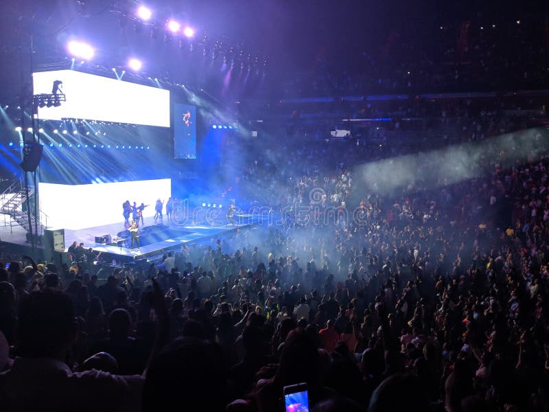 A Crowded Arena and Concert Scene Editorial Photography - Image of sing ...