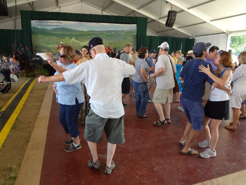 Crowded Dance Floor editorial photo. Image of colombian - 20285341