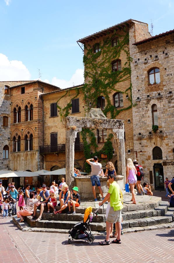 Crowded square in Budapest editorial stock photo. Image of sightseeing ...