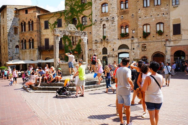 Crowded square in Budapest editorial stock photo. Image of sightseeing ...