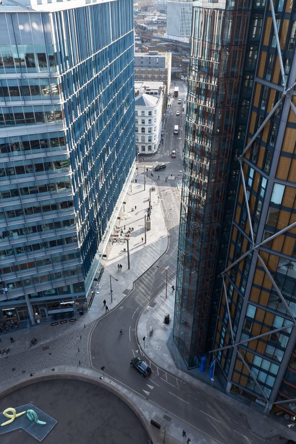 Crowded street in London editorial photography. Image of lake - 263338202