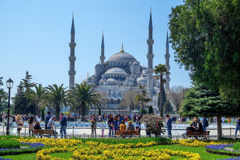 Crowded Sultanahmet Square in Old Istanbul, Turkey with the Blue Mosque ...