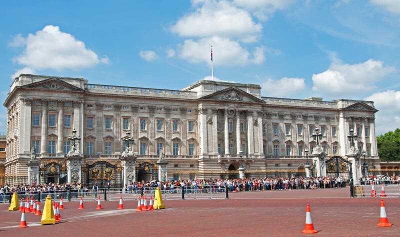 Crowds Outside Buckingham Palace Editorial Photography - Image of ...