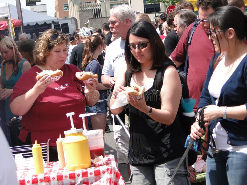 Crowds sample the food editorial stock image. Image of crowd - 11578594