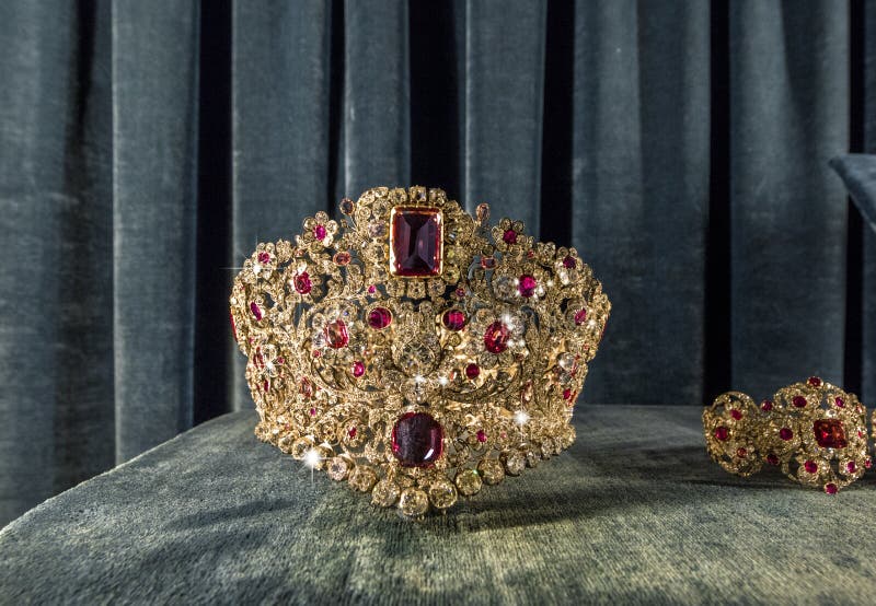 Crown in the treasury editorial image. Image of residenz - 94417965