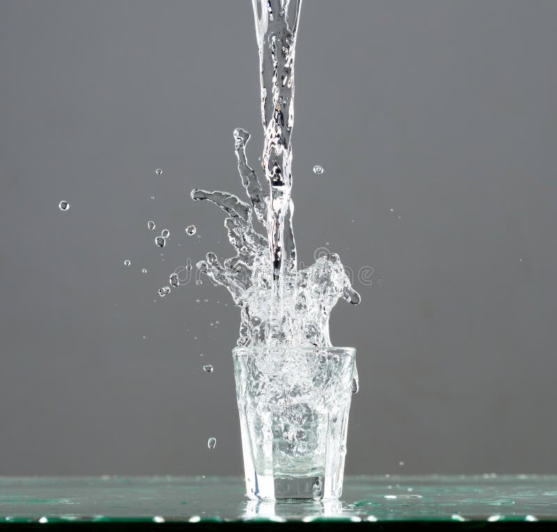 Crown Water Splash on Object To Create Shape Form Fluttering in Droplet ...