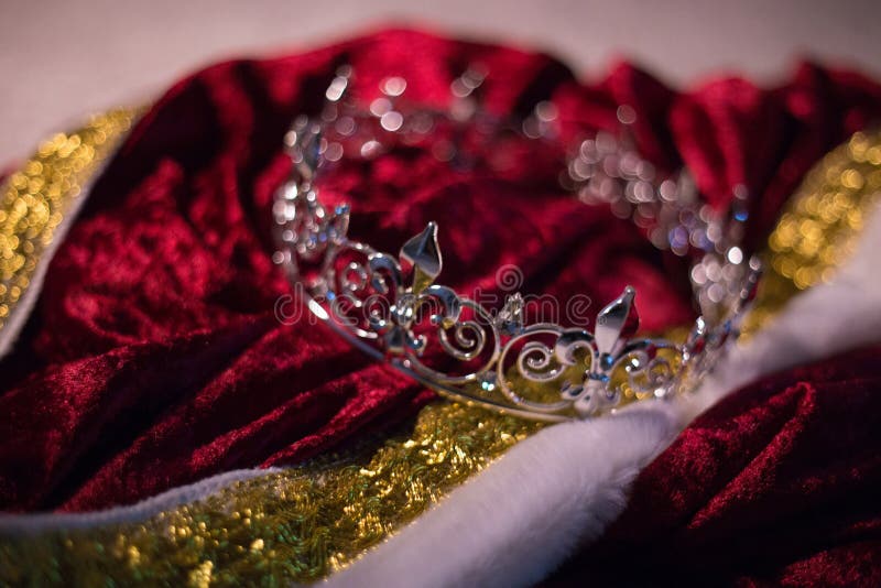 Crown Y El Traje Del Rey Abandonado Foto de archivo - Imagen de real ...