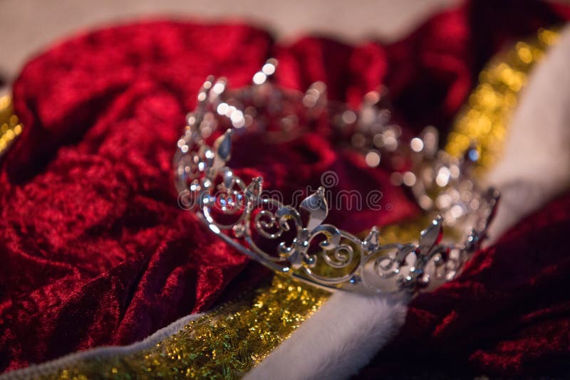 Crown Y El Traje Del Rey Abandonado Imagen de archivo - Imagen de trono ...