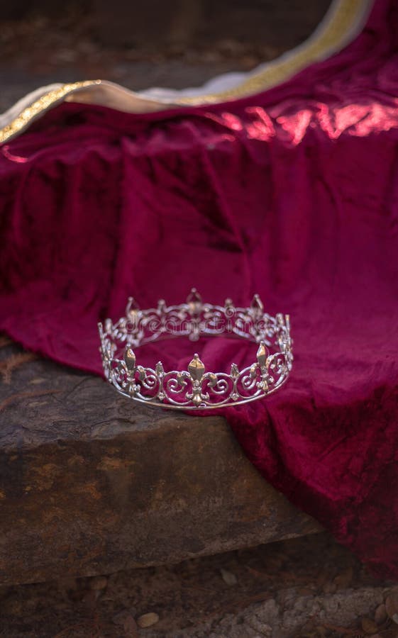 Crown Y El Traje Del Rey Abandonado Foto de archivo - Imagen de corona ...