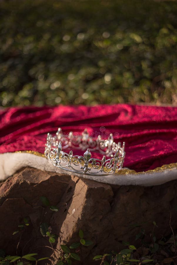 Crown Y El Traje Del Rey Abandonado Foto de archivo - Imagen de traje ...