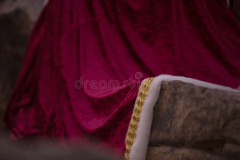 Crown Y El Traje Del Rey Abandonado Imagen de archivo - Imagen de reyes ...