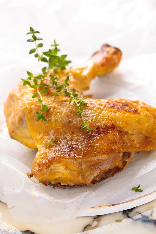 Cuisse De Poulet Cuite Au Four Dans Le Four Image stock - Image du ...
