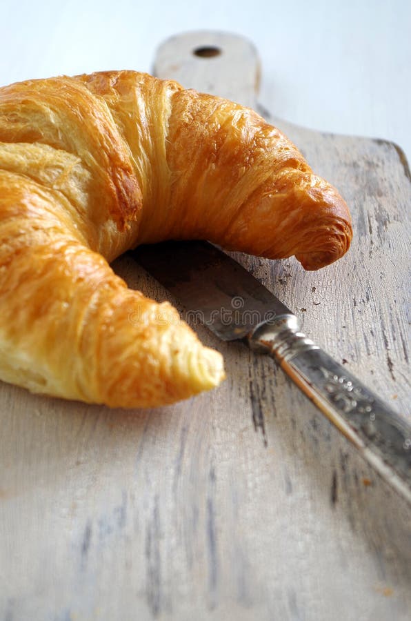 Cruasán En Una Tableta De Madera Imagen de archivo - Imagen de bollos ...