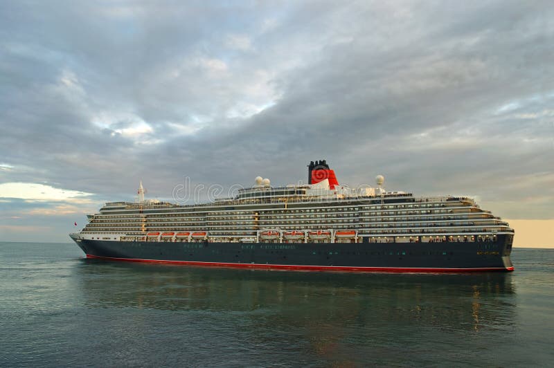 Cruise Ship Closeup Cunardâ€™s QEII Queen Elizabeth II Stock Photo ...