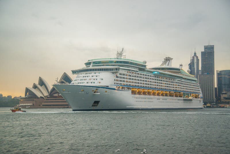 Cruise ship at Opera House editorial photo. Image of sydney - 48321031