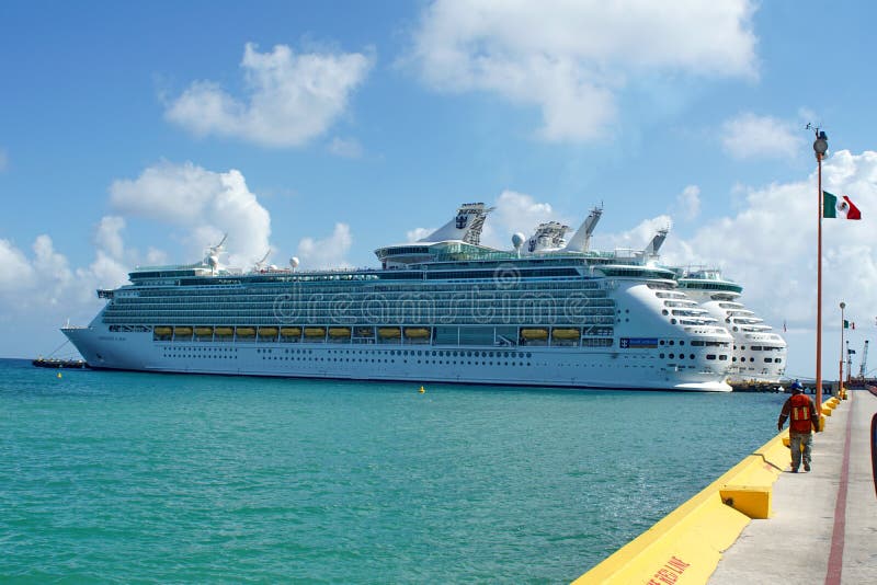 Cruise ship at a pier editorial stock image. Image of dock - 126796639