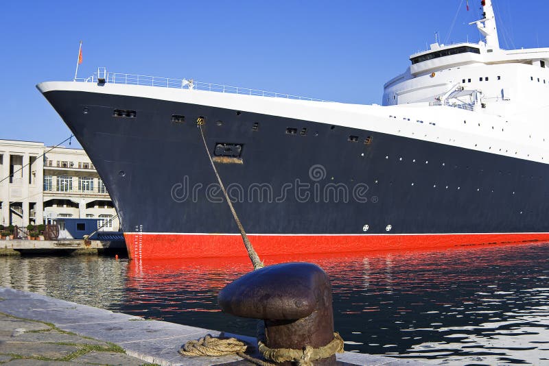 Cruise Ship Closeup Cunardâ€™s QEII Queen Elizabeth II Stock Photo ...
