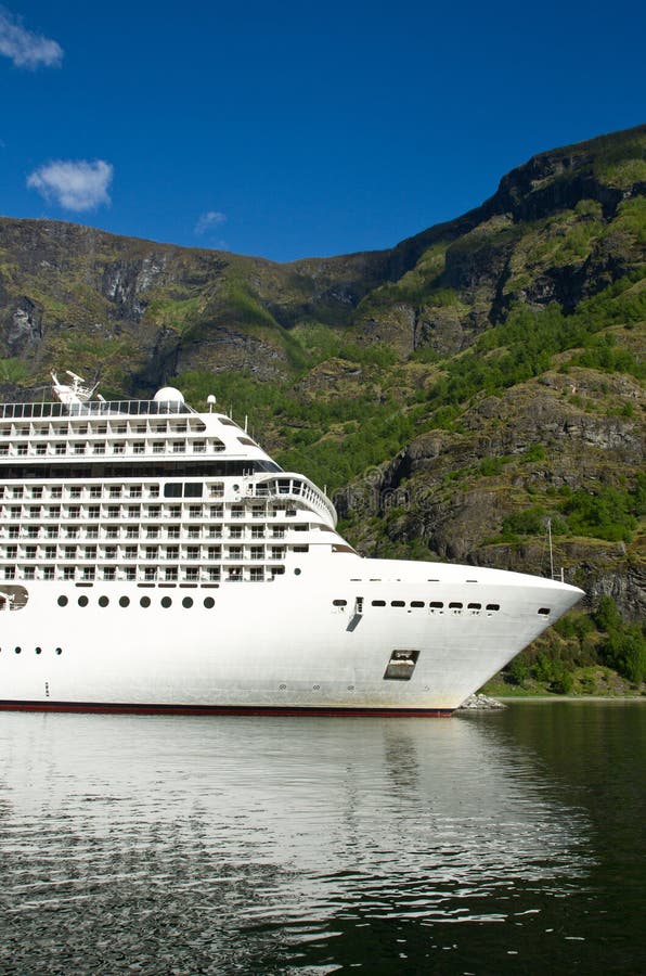 Cruiseschip stock foto. Image of reddingsboten, oceaan - 31725526