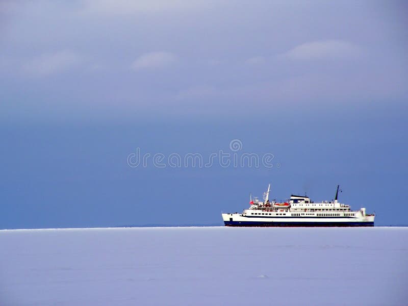 Cruiseship no mar gelado foto de stock. Imagem de gelo - 620010