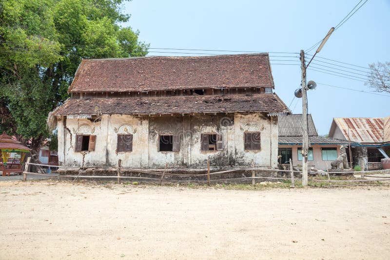 An Crumbling Buddhist Temple Stock Image - Image of historical, angkor ...