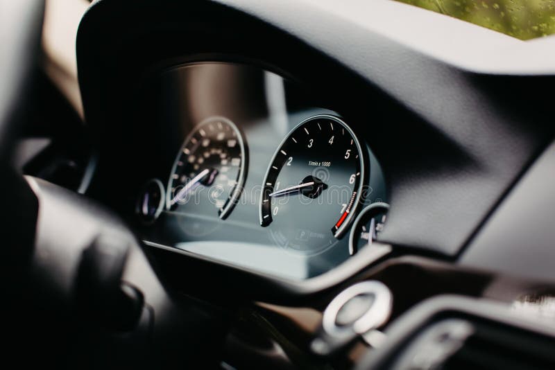 Cruscotto Moderno Per Auto Con Tachimetro E Tachometro Immagine Stock ...