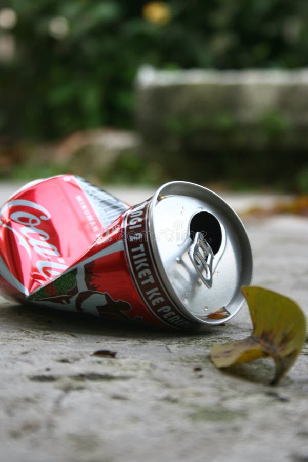 Crushed Coca-Cola tin can editorial photo. Image of refreshment - 94962686