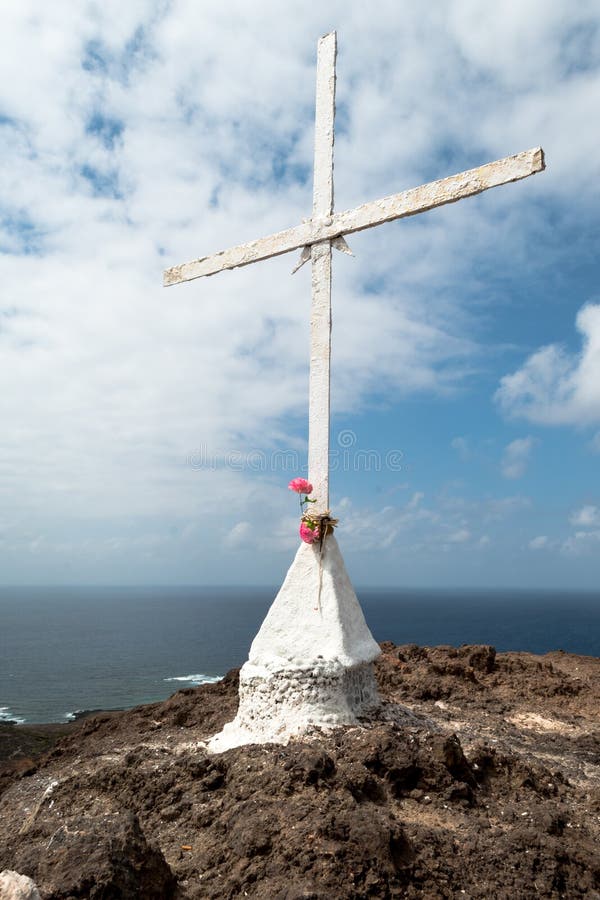 Cruz Con Las Flores Del Rosa (2) Imagen de archivo - Imagen de calar ...