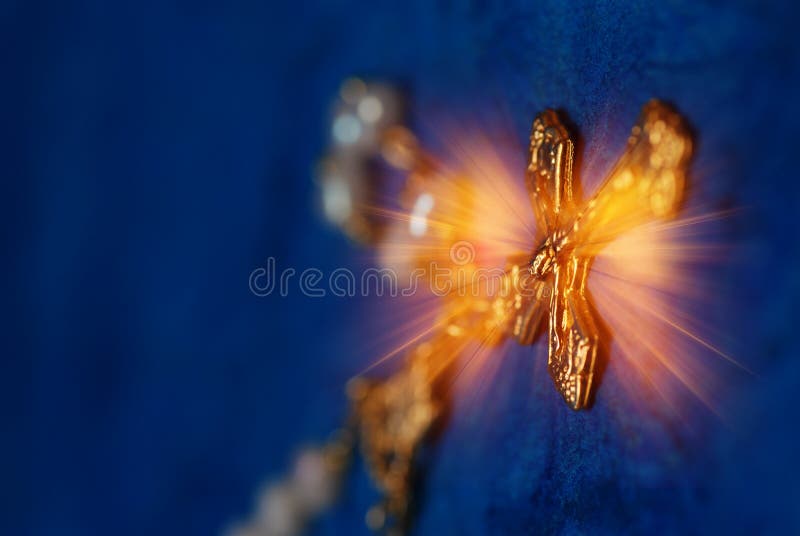 Cruz Cristiana En Rayos De La Luz Foto de archivo - Imagen de rosario ...