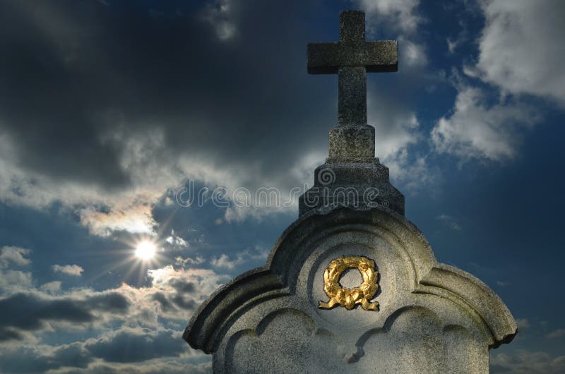 Cruz De La Piedra Sepulcral Foto de archivo - Imagen de entierro ...