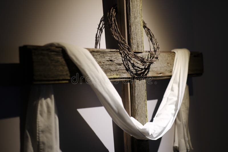 Cruz De Madera Con La Corona Foto de archivo - Imagen de mirada, corona ...