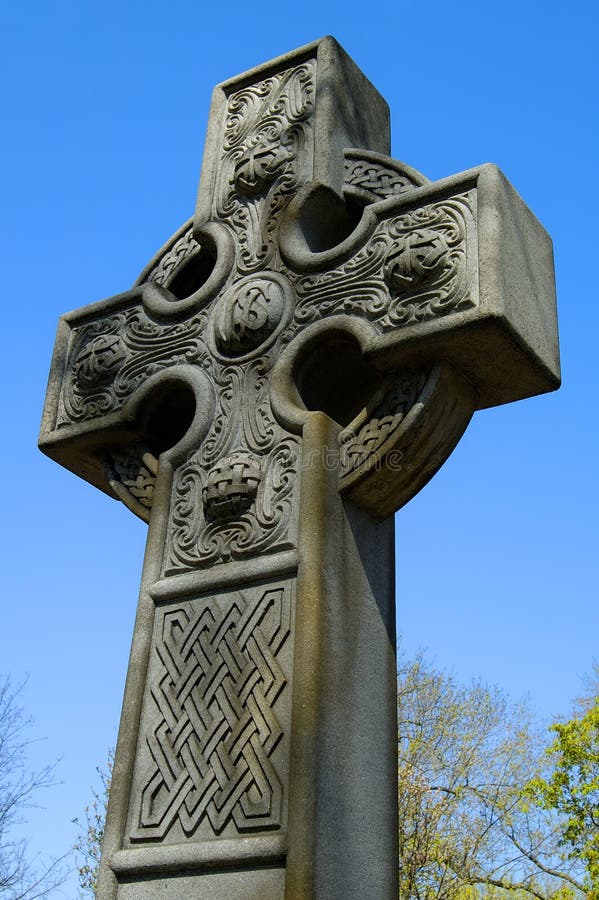 Cruz del cielo foto de archivo. Imagen de mausoleo, crecimiento - 129436