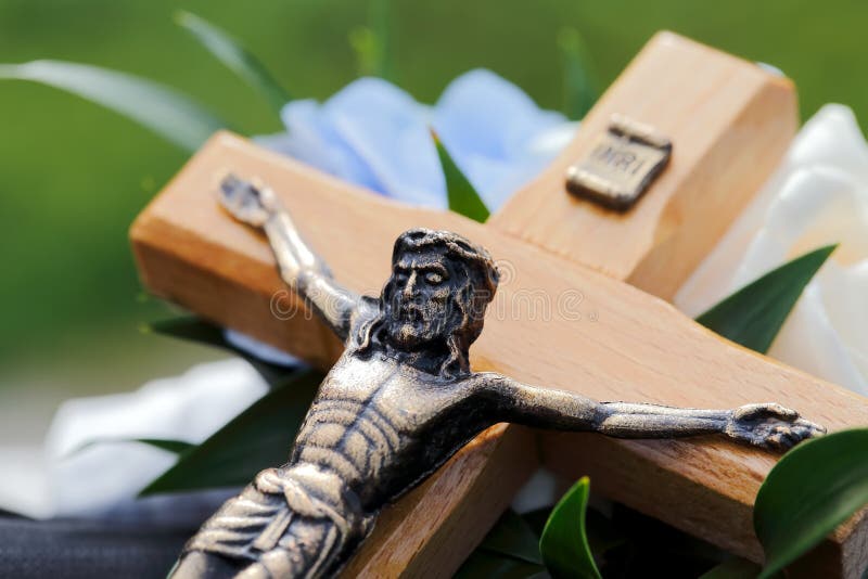Cruz do casamento foto de stock. Imagem de crucificado - 35129064