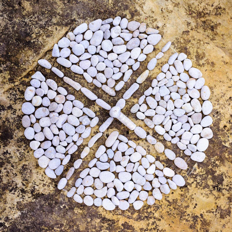 Cruz en el círculo imagen de archivo. Imagen de guijarro - 97339705