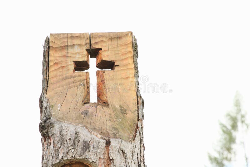 Cruz en tronco de madera imagen de archivo. Imagen de religioso - 105495315