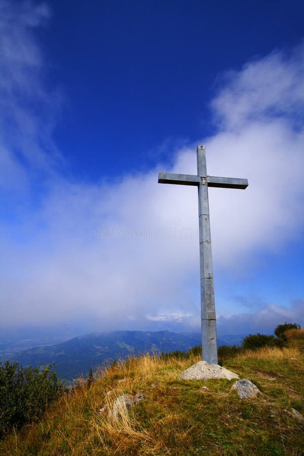 Cruz grande en la cumbre imagen de archivo. Imagen de religioso - 3590399