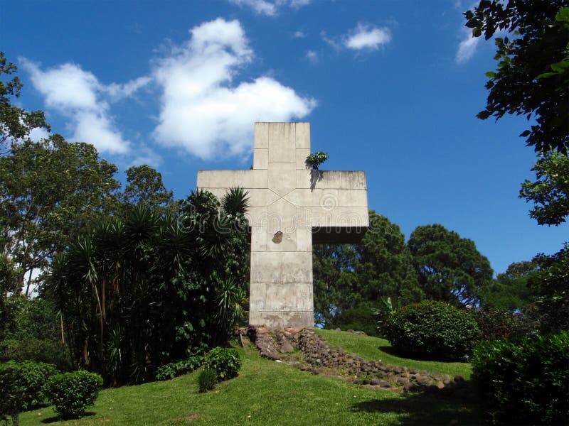 Cruz grande en parque foto de archivo. Imagen de cristiano - 17896562