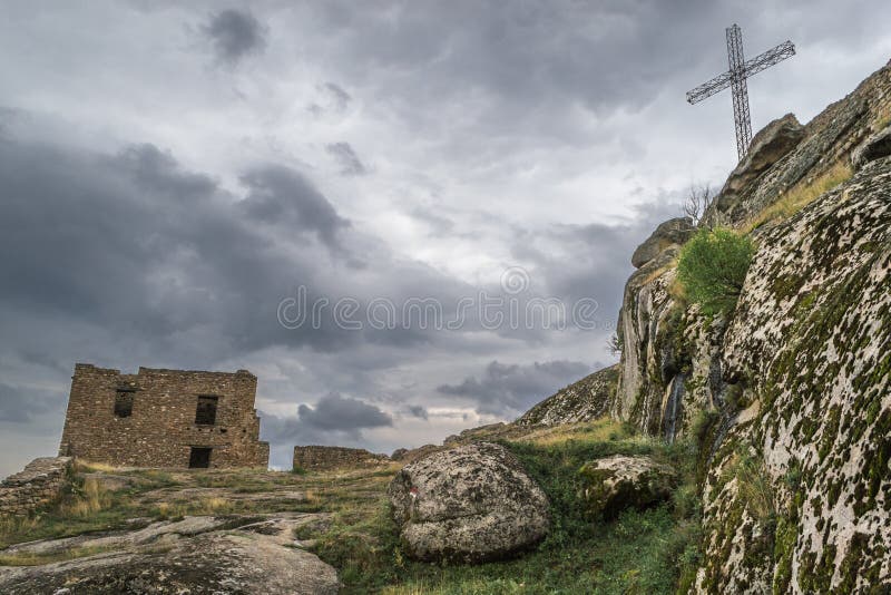 Cruz na rocha foto de stock. Imagem de salvamento, nomes - 18696990